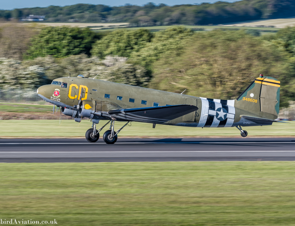 Douglas Dakota DC3 N473DC – Drag ’em Oot’ | Warbird Aviation